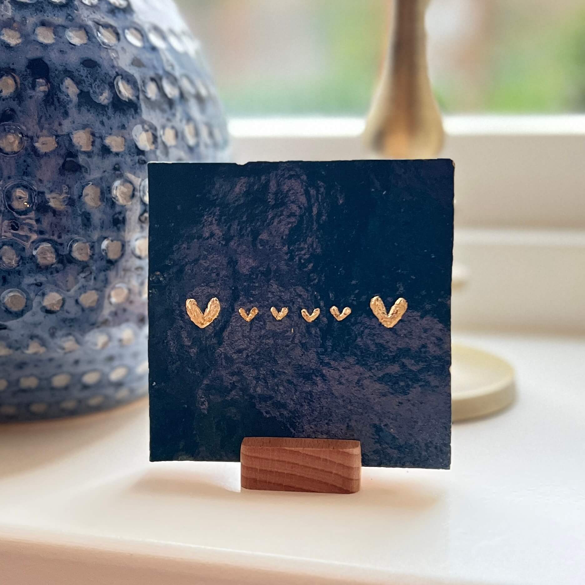 Tegeltje met een groot hartje vier kleine hartjes en een groot hartje ...