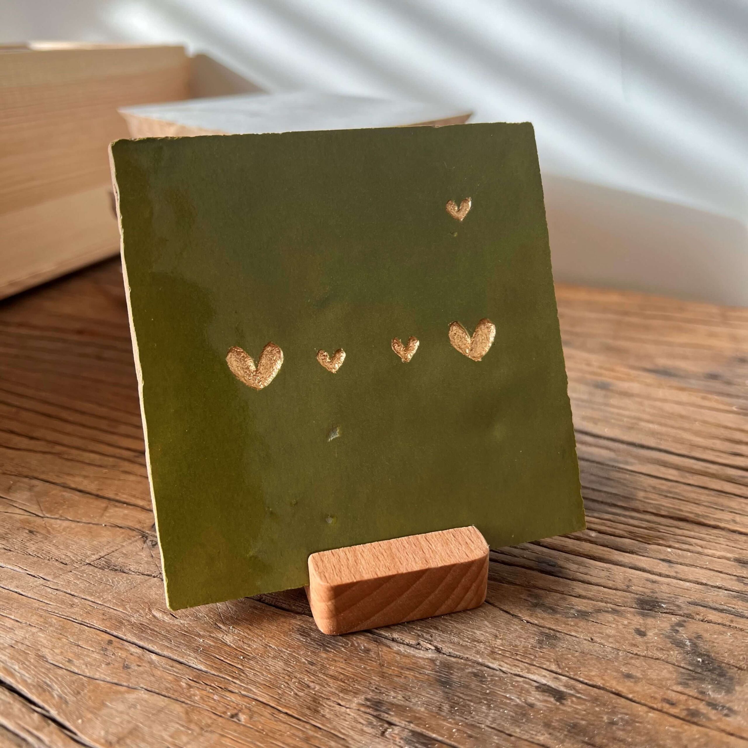 Tegeltje met een groot hartje twee kleine hartjes een groot hartje en ...